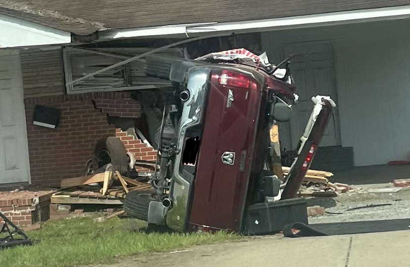 Truck overturns, strikes house on Armour Road in Columbus – CNAW 2 with ...